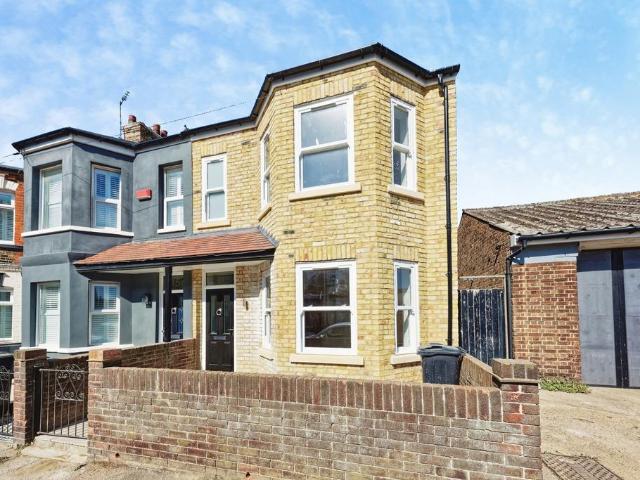 4 bedroom end of terrace house for sale