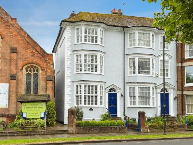 4 bedroom end of terrace house for sale