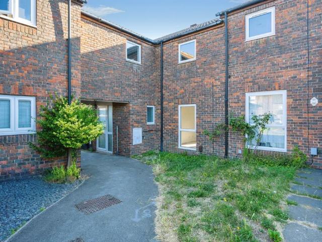 4 bedroom end of terrace house for sale
