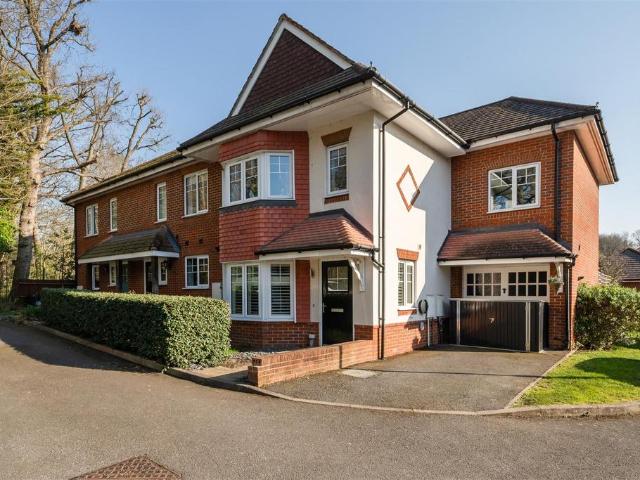4 bedroom end of terrace house for sale