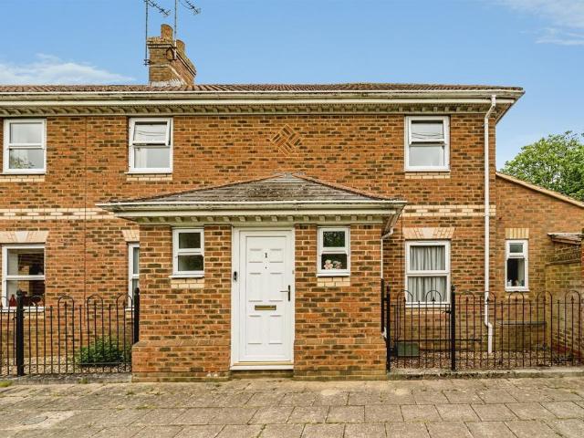 4 bedroom end of terrace house for sale