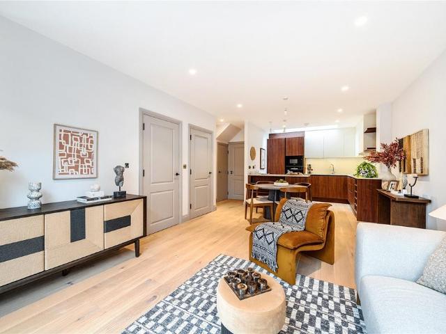 4 bedroom end of terrace house for sale