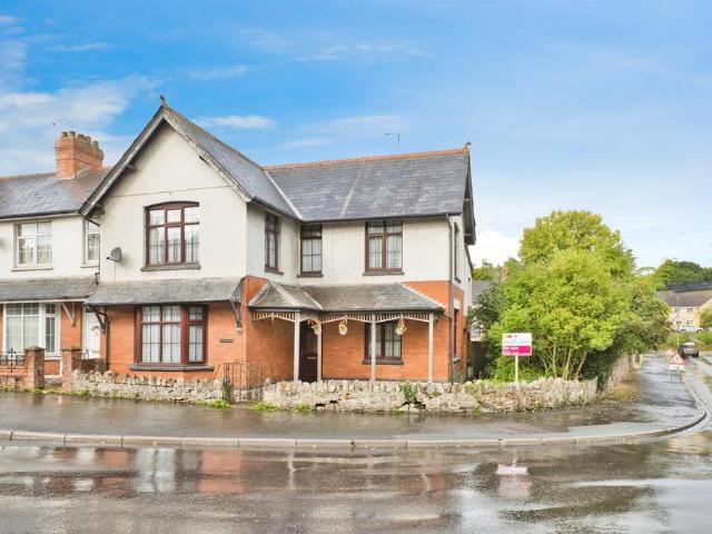 4 bedroom end of terrace house for sale