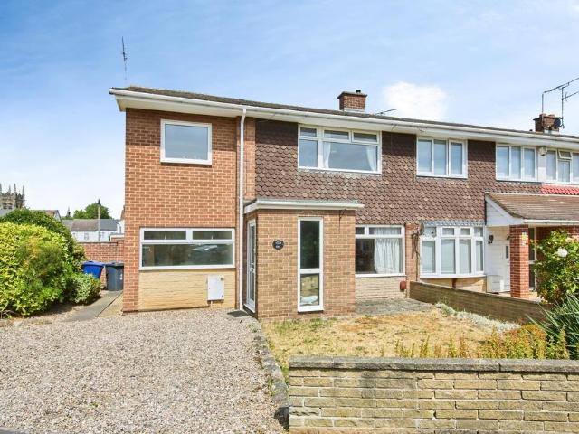 4 bedroom end of terrace house for sale