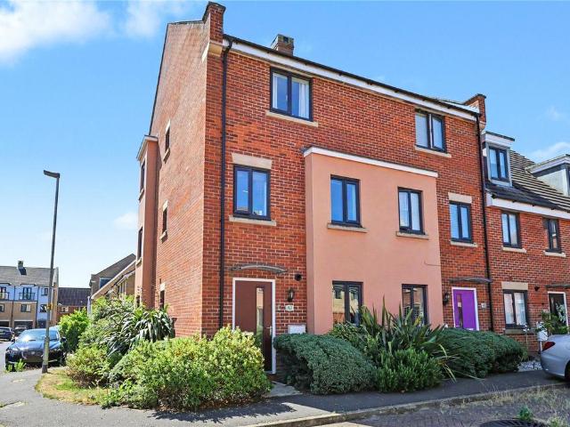 4 bedroom end of terrace house for sale
