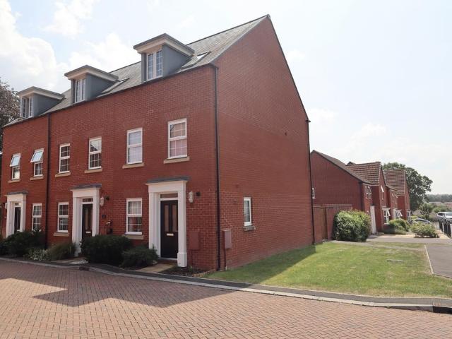 4 bedroom end of terrace house for sale