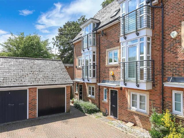 4 bedroom end of terrace house for sale