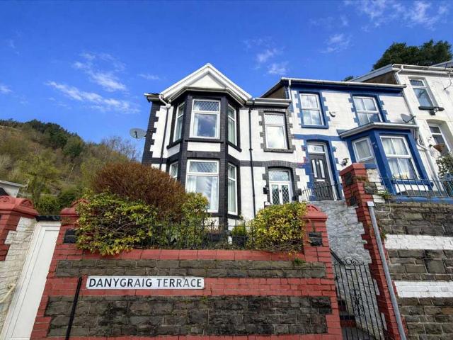 4 bedroom end of terrace house for sale