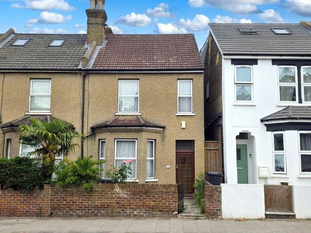 4 bedroom end of terrace house for sale