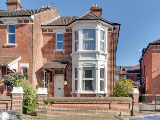 4 bedroom end of terrace house for sale