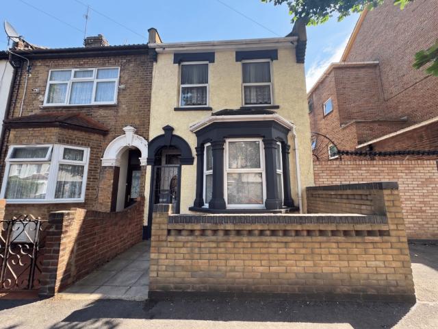 4 bedroom end of terrace house for sale