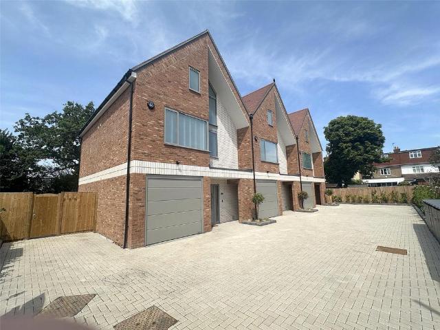 4 bedroom end of terrace house for sale