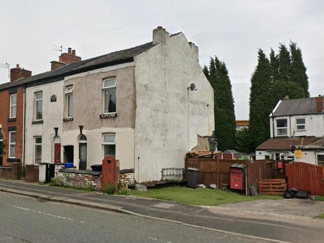 4 bedroom end of terrace house for sale