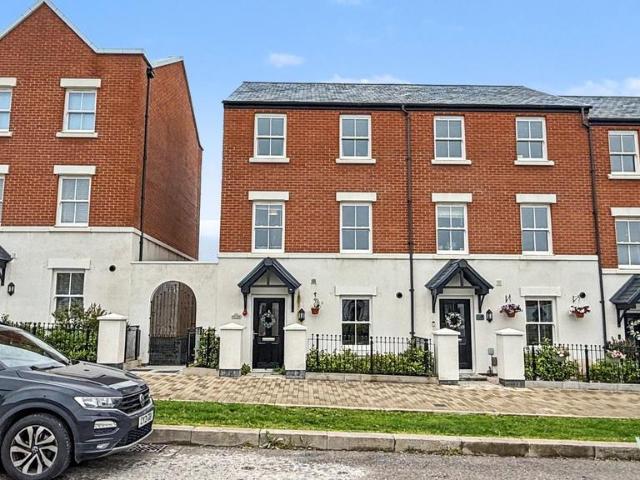 4 bedroom end of terrace house for sale