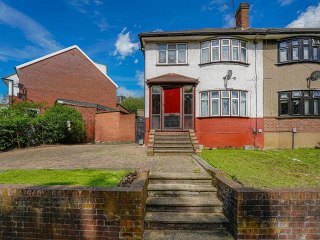 4 bedroom end of terrace house for sale
