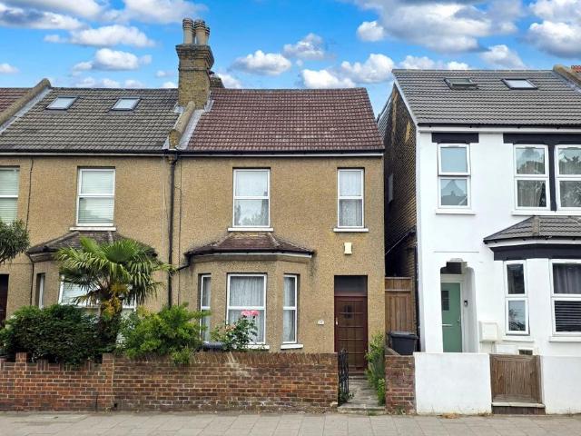 4 bedroom end of terrace house for sale