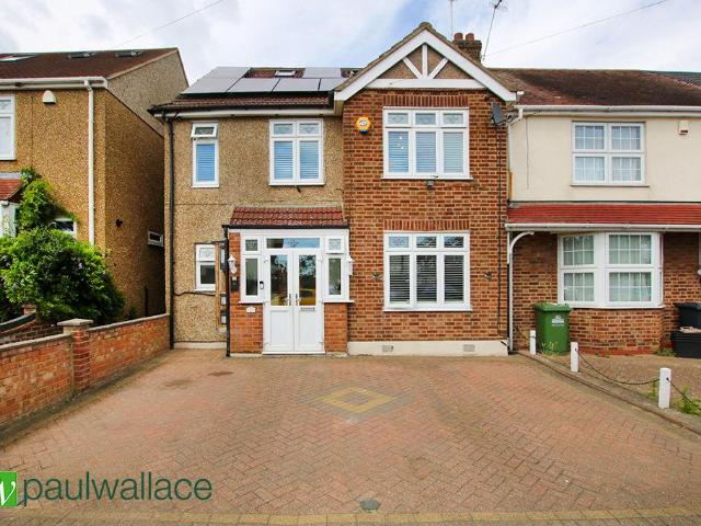 4 bedroom end of terrace house for sale