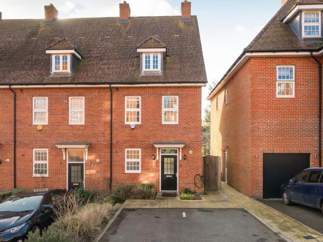 4 bedroom end of terrace house for sale