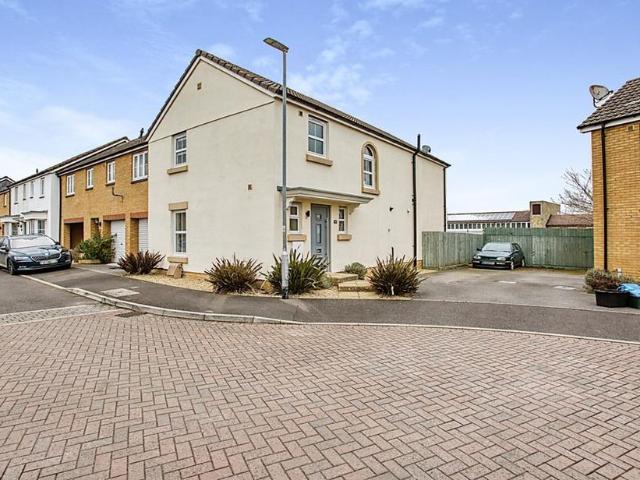 4 bedroom end of terrace house for sale