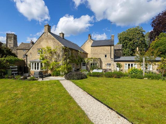 4 bedroom end of terrace house for sale