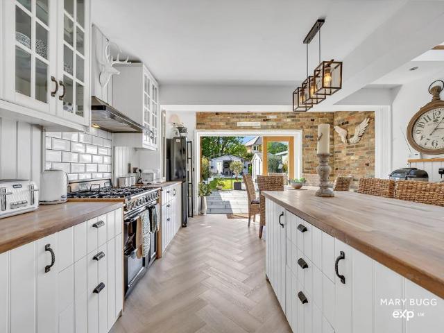 4 bedroom end of terrace house for sale
