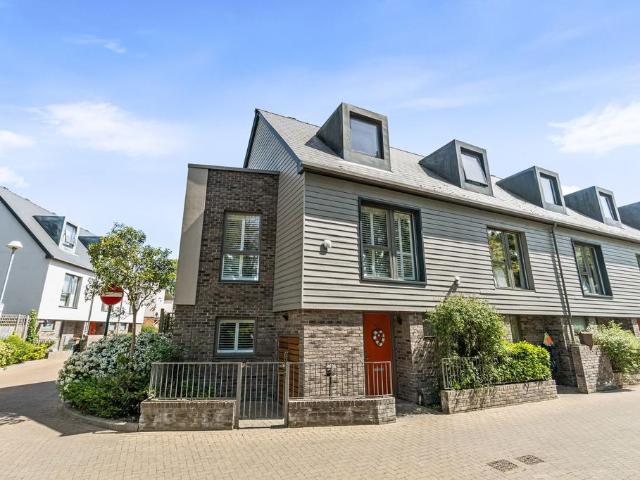 4 bedroom end of terrace house for sale