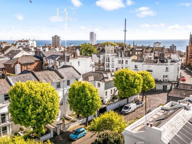 4 bedroom end of terrace house for sale