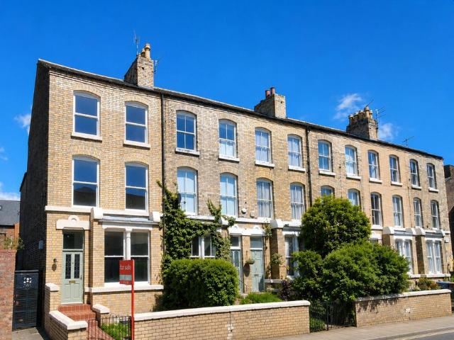 4 bedroom end of terrace house for sale