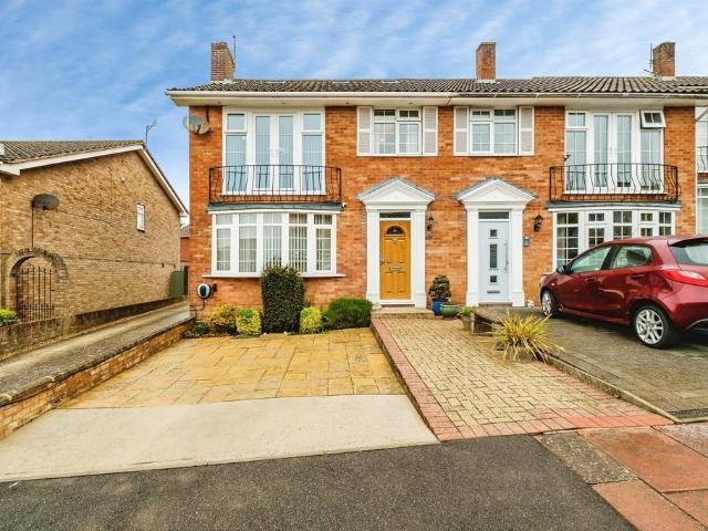 4 bedroom end of terrace house for sale