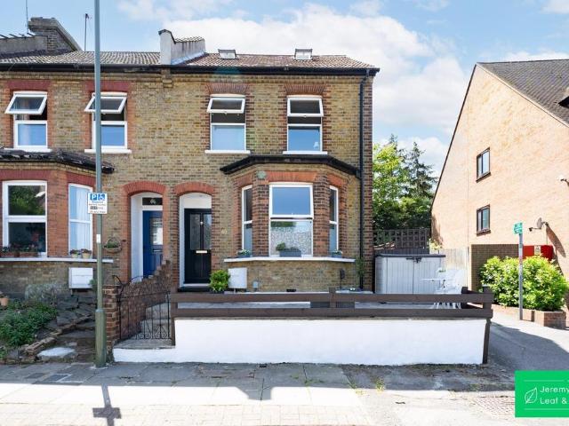 4 bedroom end of terrace house for sale