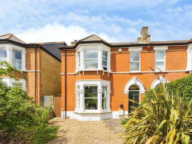4 bedroom end of terrace house for sale