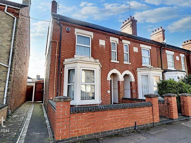 4 bedroom end of terrace house for sale