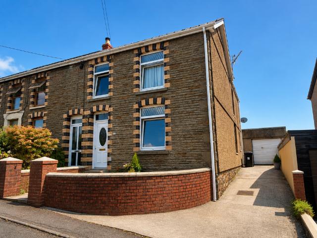 4 bedroom end of terrace house for sale