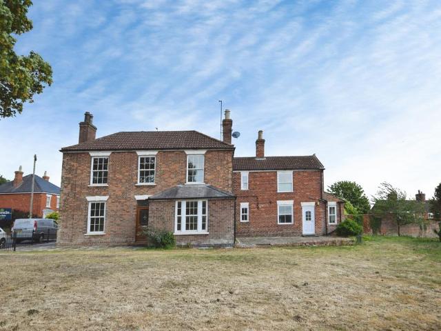 4 bedroom end of terrace house for sale