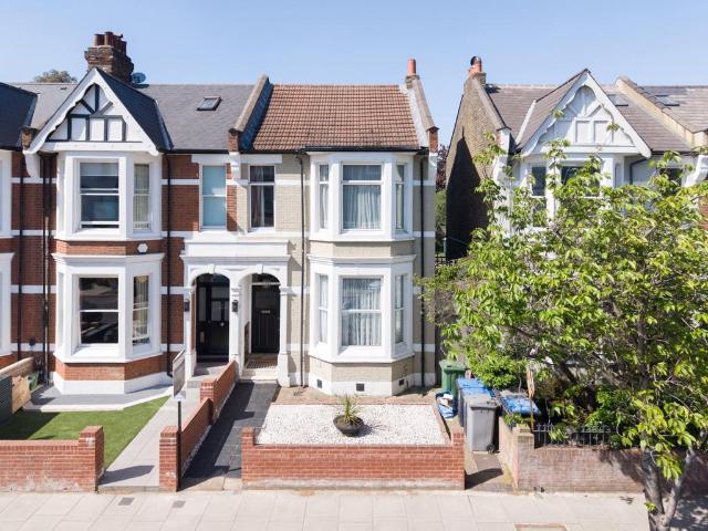4 bedroom end of terrace house for sale
