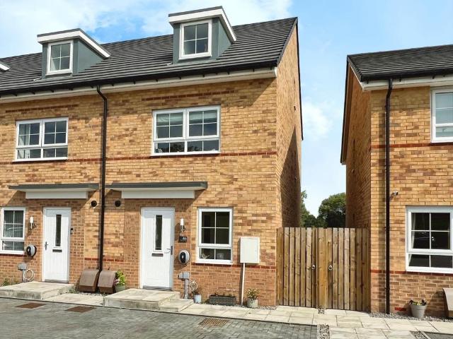 4 bedroom end of terrace house for sale