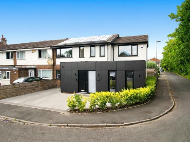 4 bedroom end of terrace house for sale