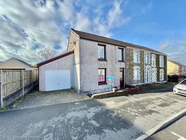 4 bedroom end of terrace house for sale