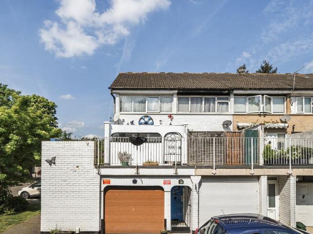 4 bedroom end of terrace house for sale