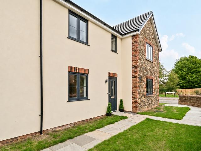 4 bedroom end of terrace house for sale