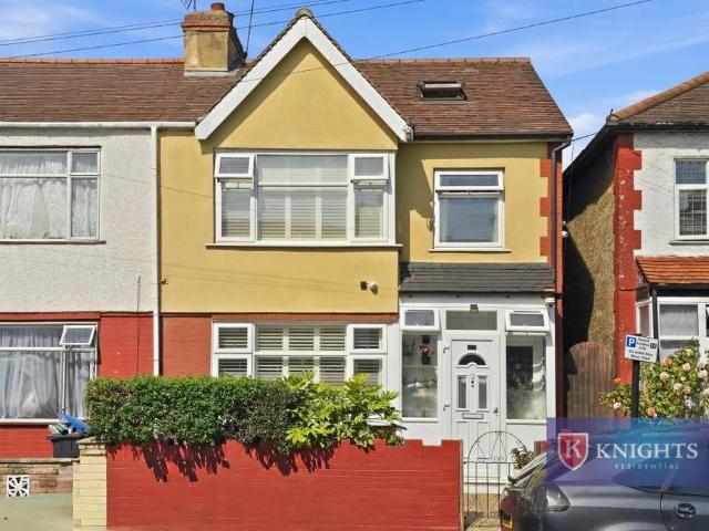 4 bedroom end of terrace house for sale