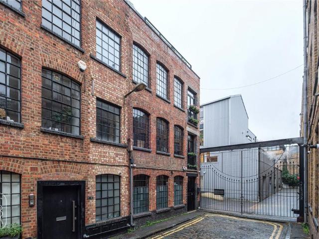 4 bedroom end of terrace house for sale