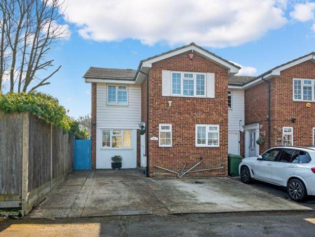 4 bedroom end of terrace house for sale