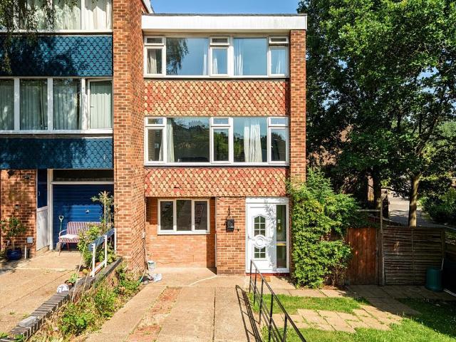 4 bedroom end of terrace house for sale