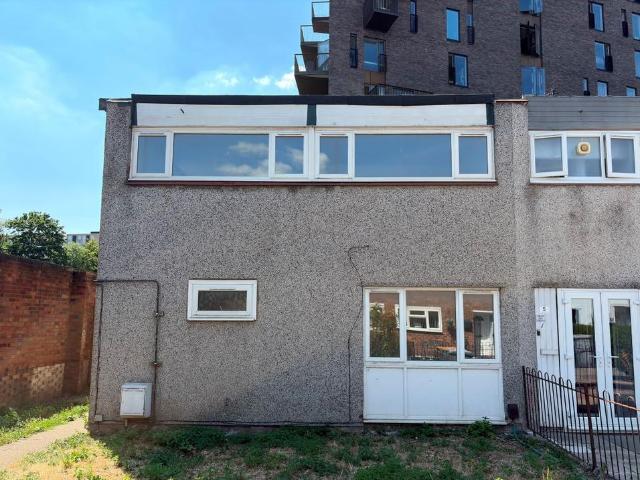 4 bedroom end of terrace house for sale