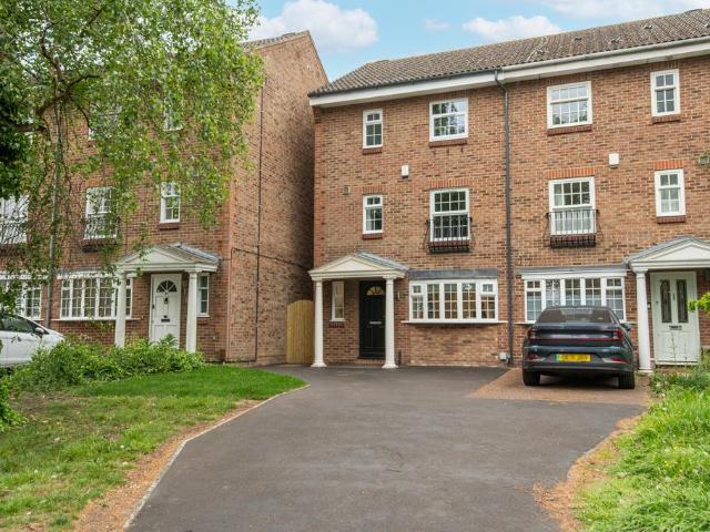 4 bedroom end of terrace house for sale