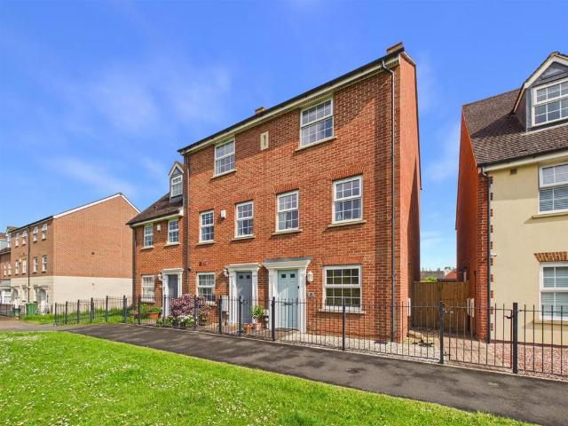 4 bedroom end of terrace house for sale