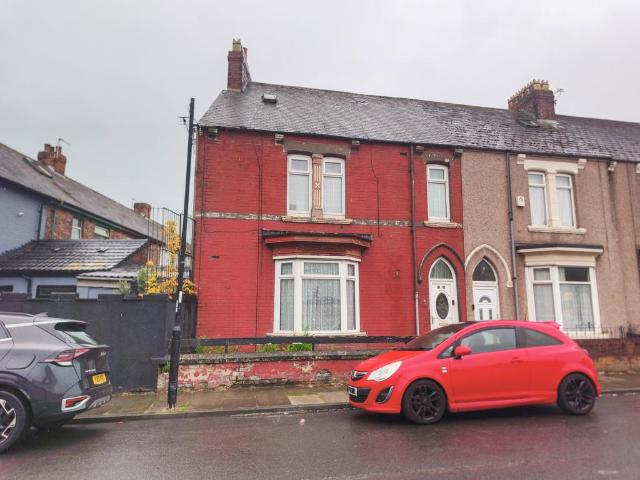 4 bedroom end of terrace house for sale