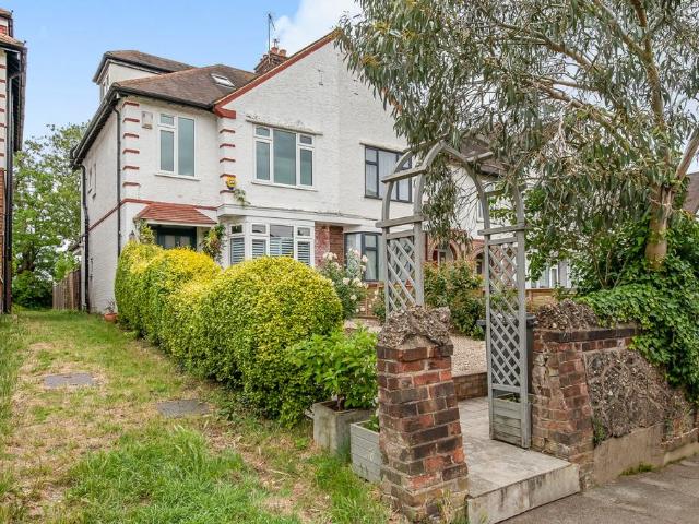 4 bedroom end of terrace house for sale