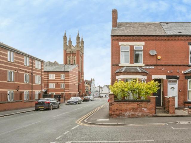 4 bedroom end of terrace house for sale